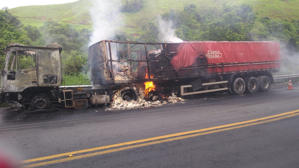 Caminhão carregado de cimento pega fogo na BR 101 A Gazeta